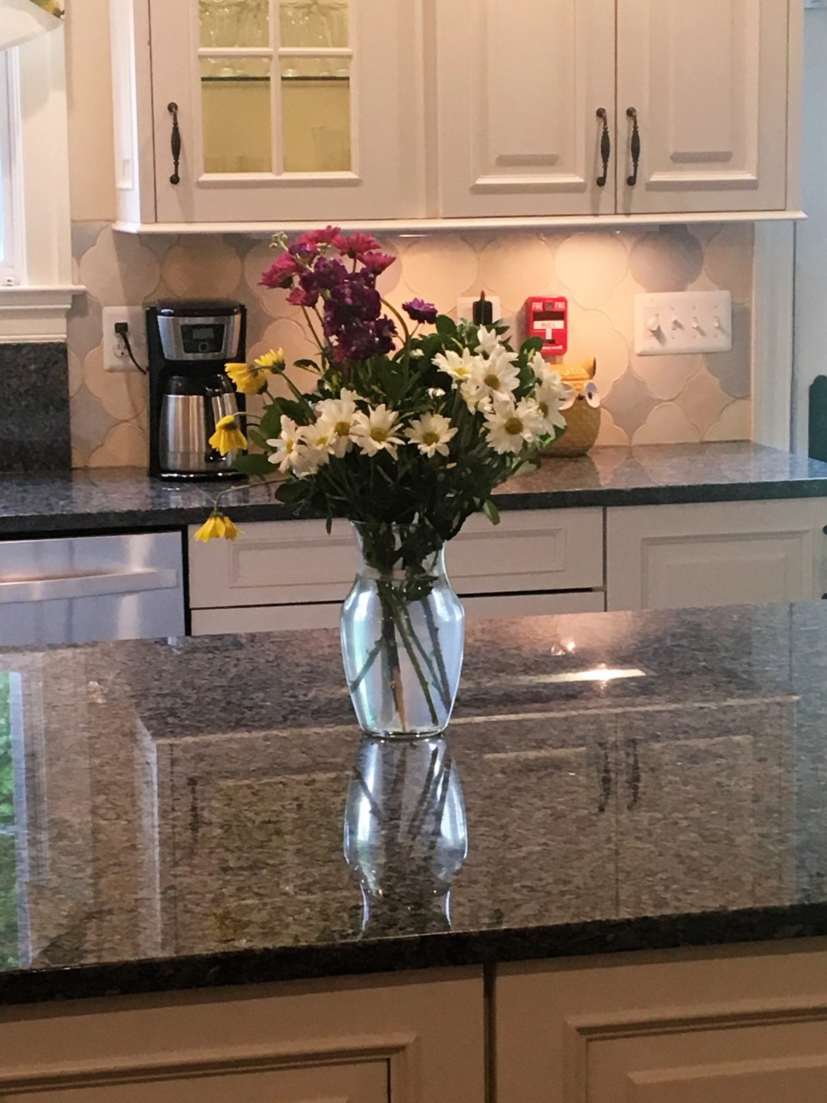 8333 kitchen with flowers | Larmax Homes